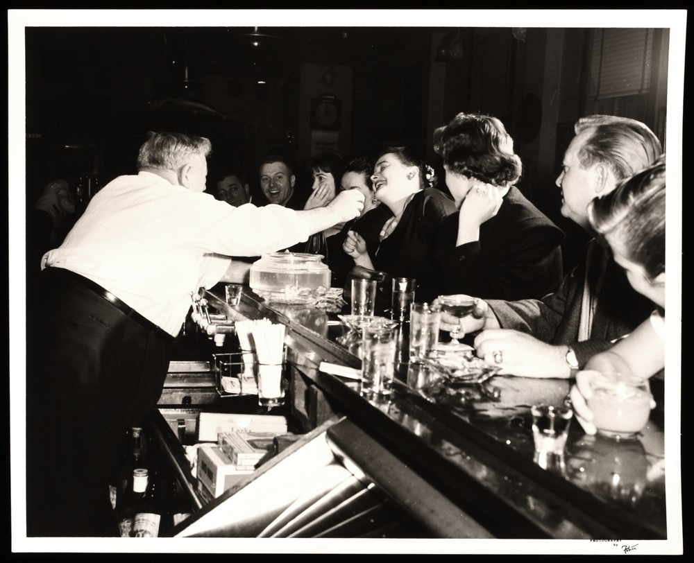 Matt Schulien Entertains at the Bar - Quicker than the Eye